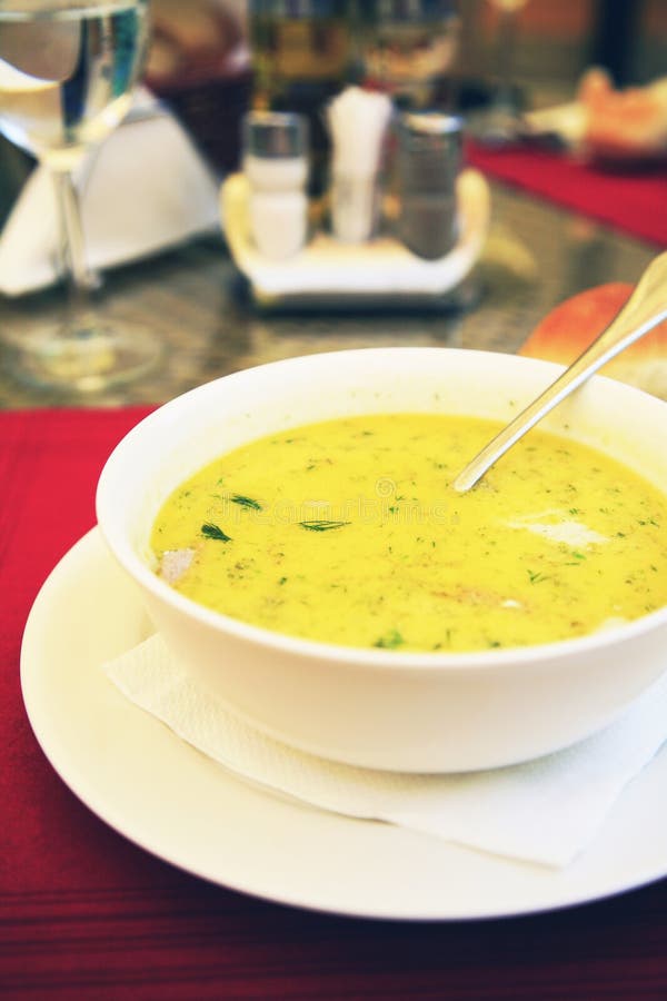 Bol de potage de poulet image stock. Image du table, nourriture - 10438653