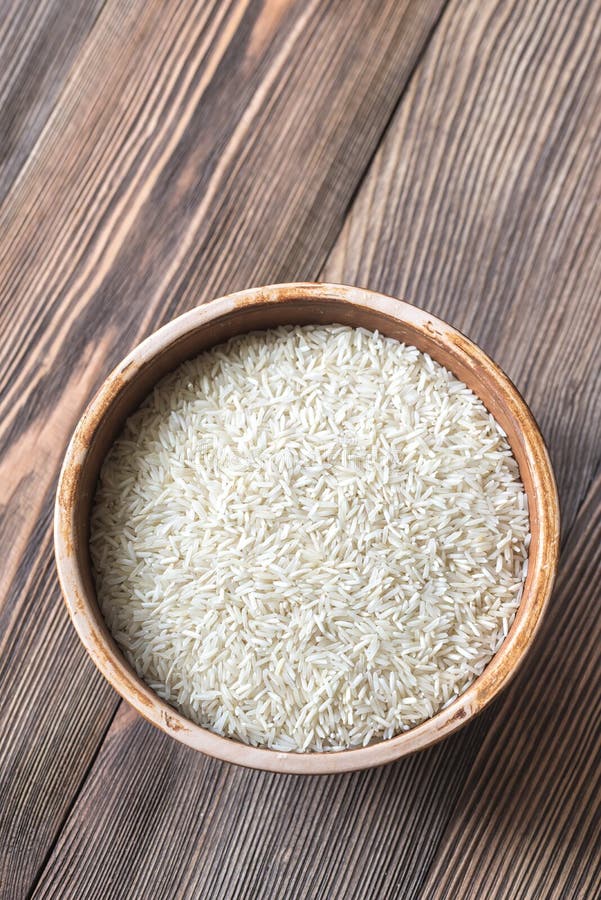 Bol de riz basmati cru image stock. Image du plaque - 116322533