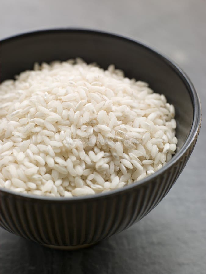 Bol de riz basmati cru image stock. Image du verticale - 5946243