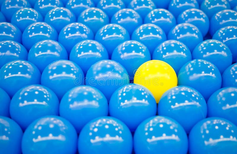 Bola Amarilla única Entre Bolas Azules Imagen de archivo - Imagen de ...