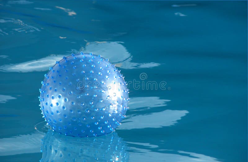Bola azul imagen de archivo. Imagen de juego, agua, azul - 1733641