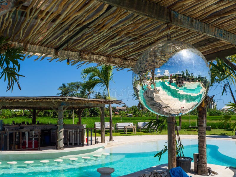 Bola De Discoteca Que Refleja La Piscina Verde Imagen de archivo ...