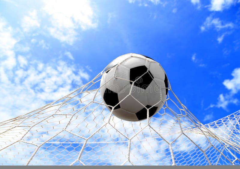 Bola de futebol na rede imagem de stock. Imagem de queda - 31958161
