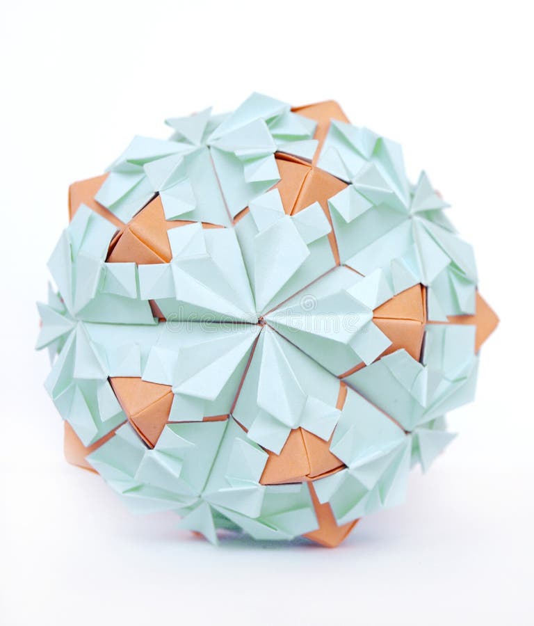 Bola De Papel Del Origami Con La Perla, Elemento De La Decoración Foto ...