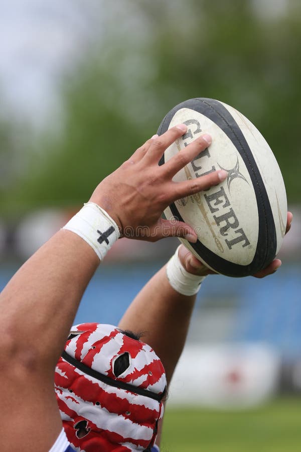 Bola de rugbi en manos foto editorial. Imagen de salir - 42645801