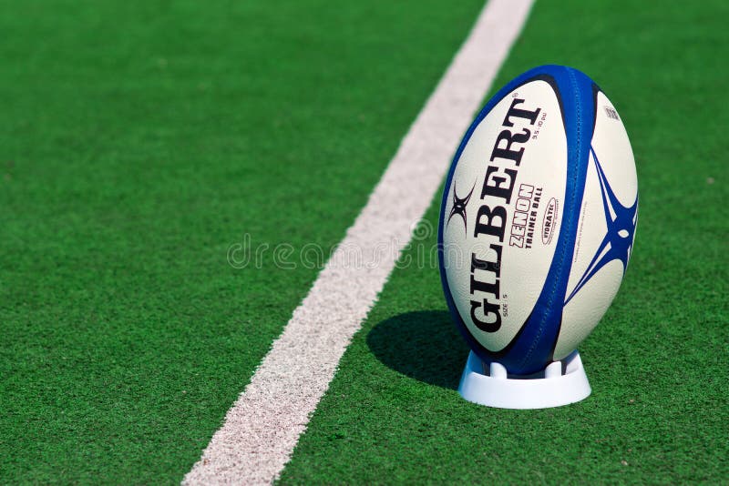 Corredor Da Bola Dos Homens Do Rugby Fotografia Editorial - Imagem de ...