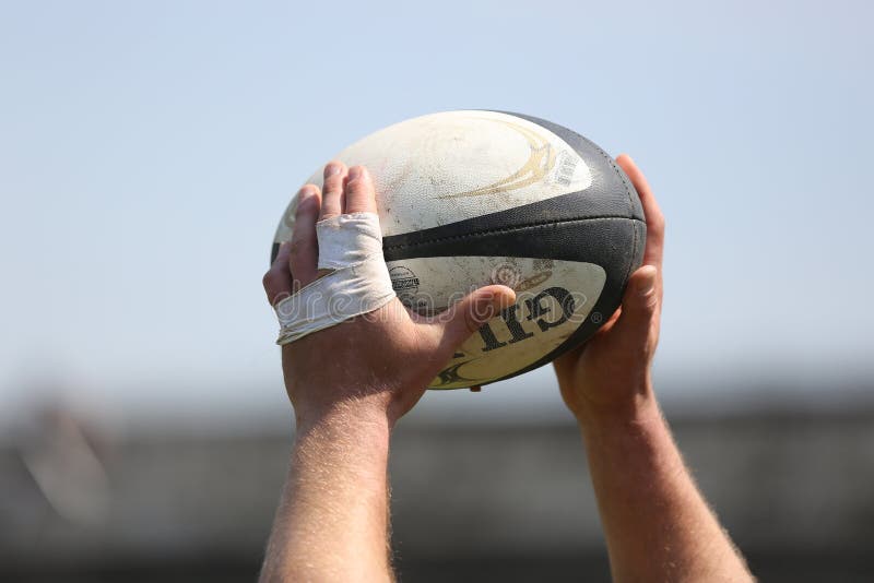 Bola de rugby nas mãos foto editorial. Imagem de sair - 42645801