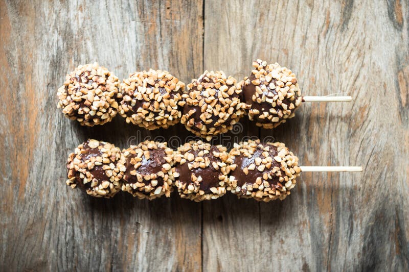 Bola Del Chocolate De Dango De La Comida Del Postre En De Madera Imagen ...