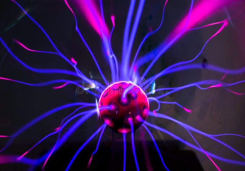 Rayos De La Bola Del Plasma En La Oscuridad Foto de archivo - Imagen de ...