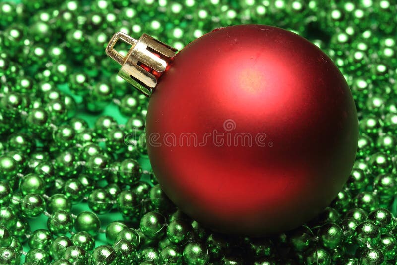 Bola Roja Sobre Peque?as Bolas Verdes Imagen de archivo - Imagen de ...