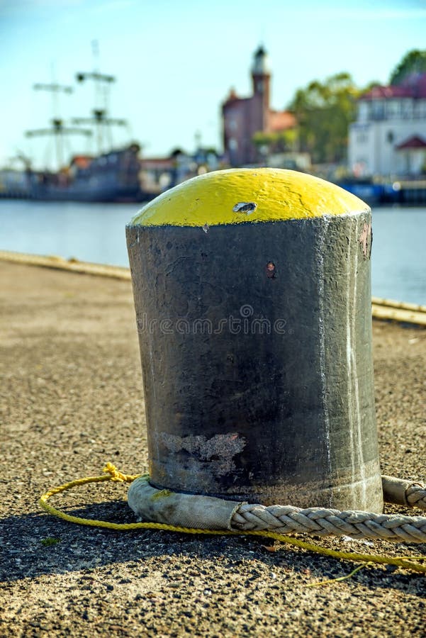 Bolardo En Un Puerto Con El Velero Foto de archivo - Imagen de marina ...