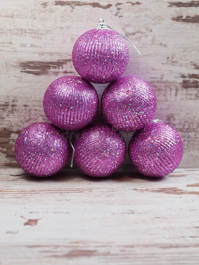 Bolas Cor-de-rosa Do Natal Em Uma Pilha Sobre O Fundo De Madeira Imagem ...