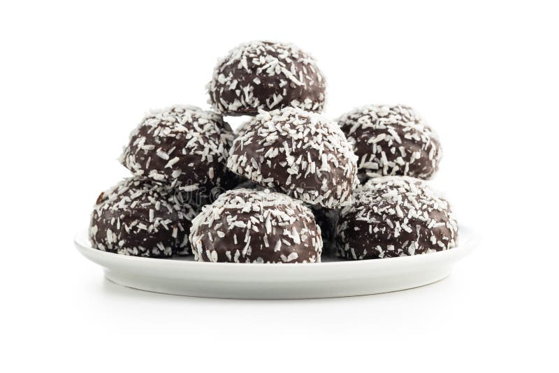 Bolas De Chocolate De Coco Aisladas En Fondo Blanco Foto de archivo ...