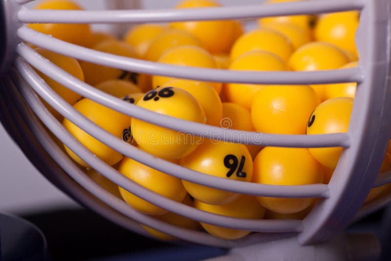 Bolas del bingo en cesta foto de archivo. Imagen de hospitalidad - 12217342