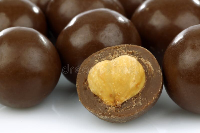 Bolas De Chocolate Rellenas De Avellanas Foto de archivo - Imagen de ...