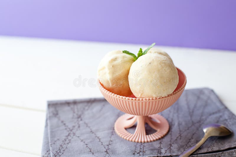 Bolas del helado en cuenco foto de archivo. Imagen de producto - 54317408