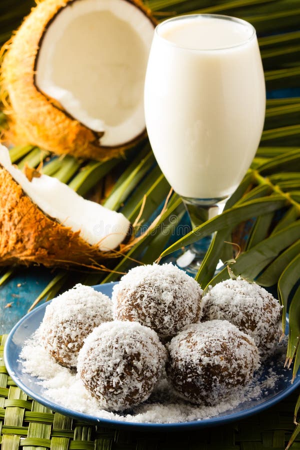 Bolas Del Ron Del Coco, Leche En La Estera Verde De Hojas De Palma Foto ...