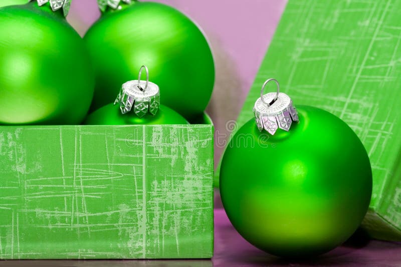 Bolas Verdes Hermosas De La Navidad Imagen de archivo - Imagen de ...