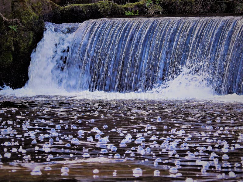 Bolhas No Rio Sob a Cascata Foto de Stock - Imagem de geada, inverno: 202237800
