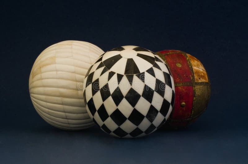 Bollar tre arkivfoto. Bild av horn, rött, sfär, utformning - 45413450