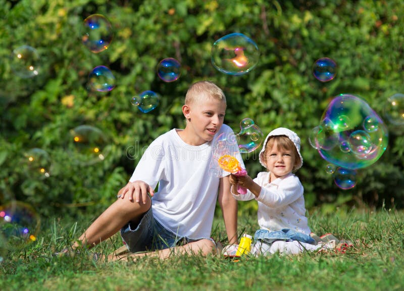 Bambini Che Soffiano Le Bolle Di Sapone Fotografia Stock Immagine Di