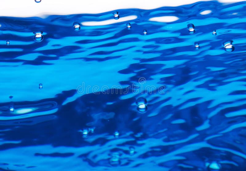 Bolle di aria e dell'acqua fotografia stock. Immagine di bianco - 37434278