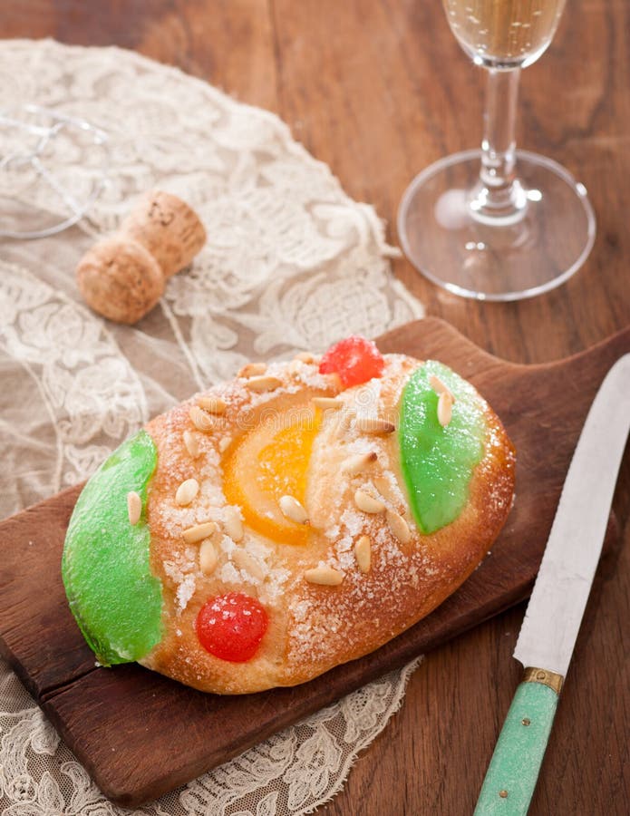 Bollo De Leche De La Fruta Escarchada En La Tabla Imagen de archivo ...