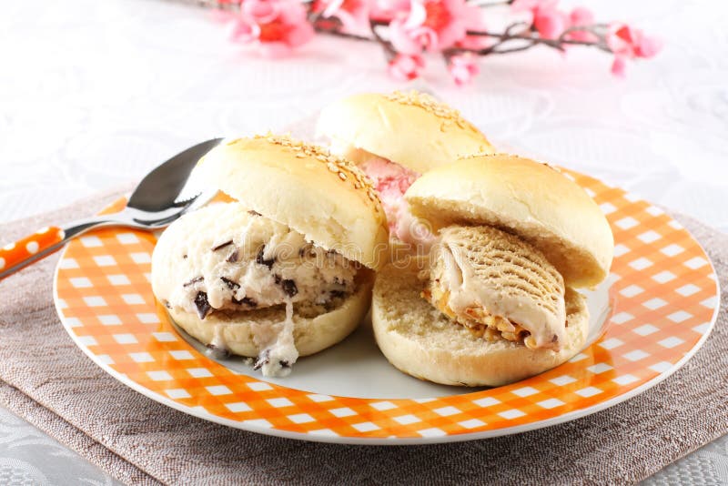 Bollo De Leche Siciliano Con Helado Foto de archivo - Imagen de crema ...