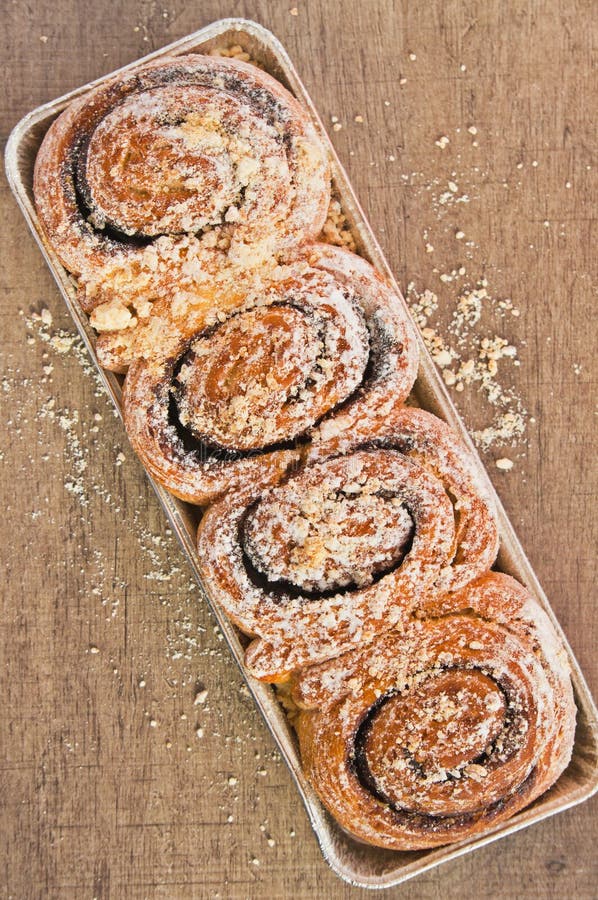 Pan dulce torcido foto de archivo. Imagen de hornada - 37278740