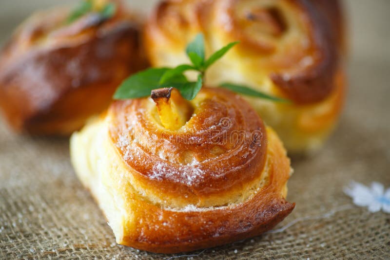 Pan Dulce Torcido Con El Chocolate Y Las Nueces Foto de archivo ...
