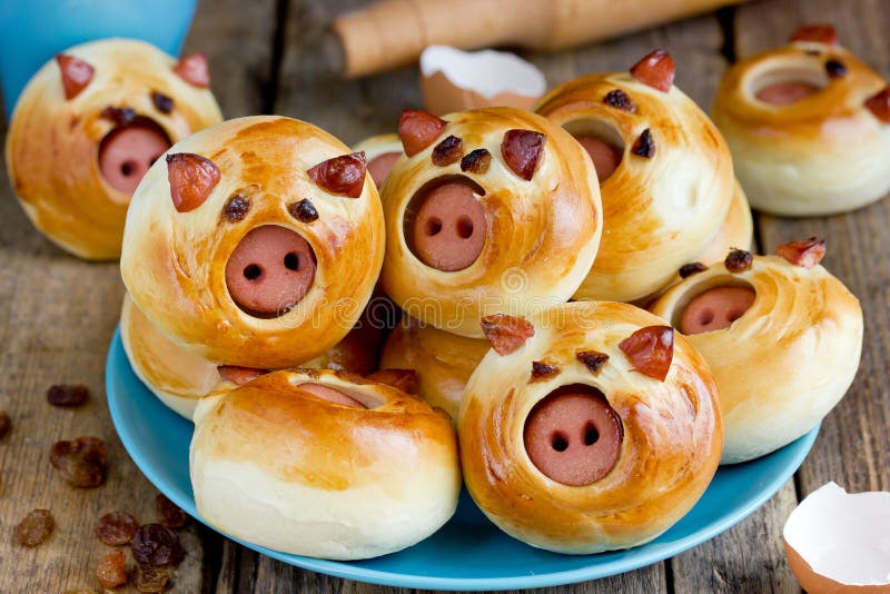 Bollos Rellenos Salchicha Del Cochinillo En La Placa Imagen de archivo ...