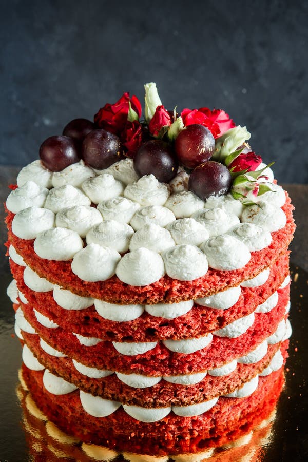Bolo Bonito Do Close Up Com Bizet, Uvas E Rosas Imagem de Stock ...