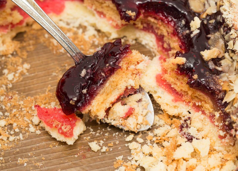 Bolo comido com uma colher foto de stock. Imagem de delicioso - 105986320