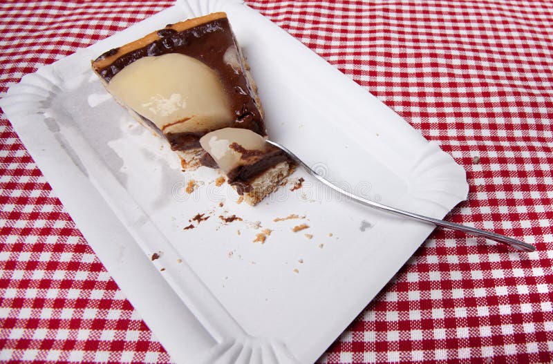 Bolo Comido Metade Da Fruta Foto de Stock - Imagem de pera, pano: 18136112