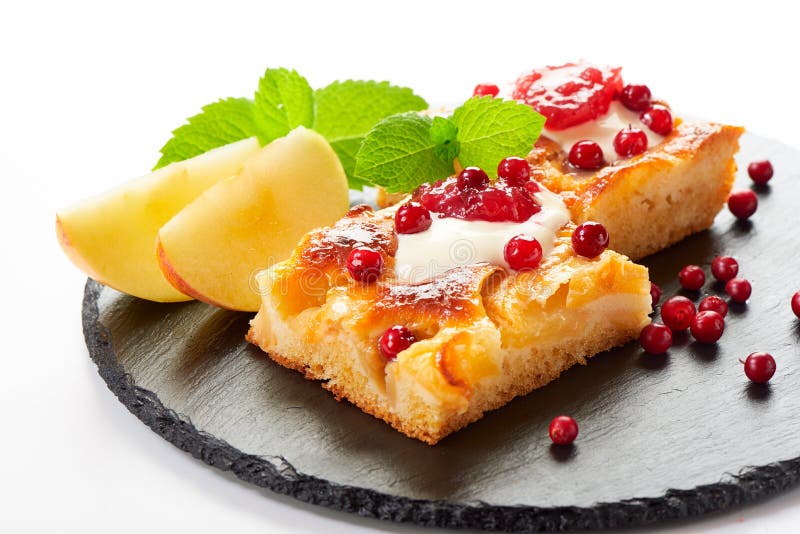 Bolo De Apple Com As Bagas Do Creme, Do Doce E Da Floresta Imagem de ...