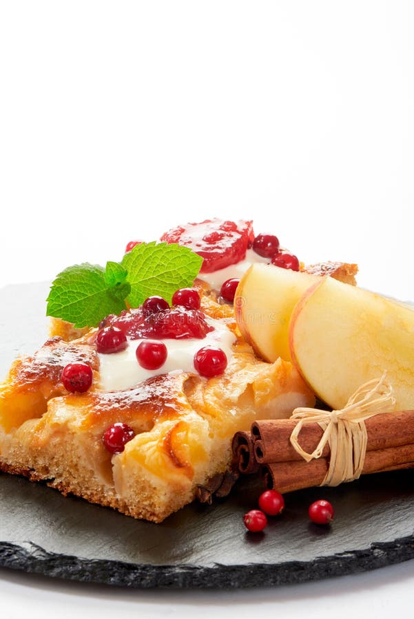 Bolo De Apple Com As Bagas Do Creme, Do Doce E Da Floresta Imagem de ...