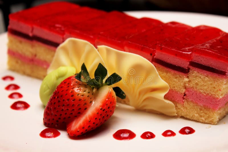 Bolo De Queijo Da Camada Da Musse Em Uma Tabela Foto de Stock - Imagem ...