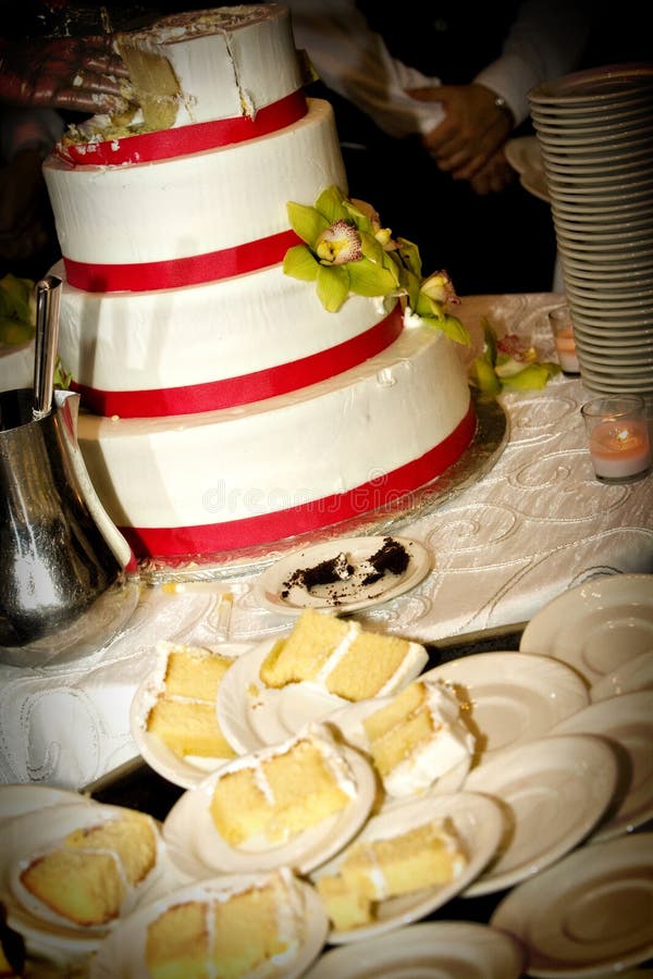 Bolo De Casamento Metade-comido Foto de Stock - Imagem de vermelho ...