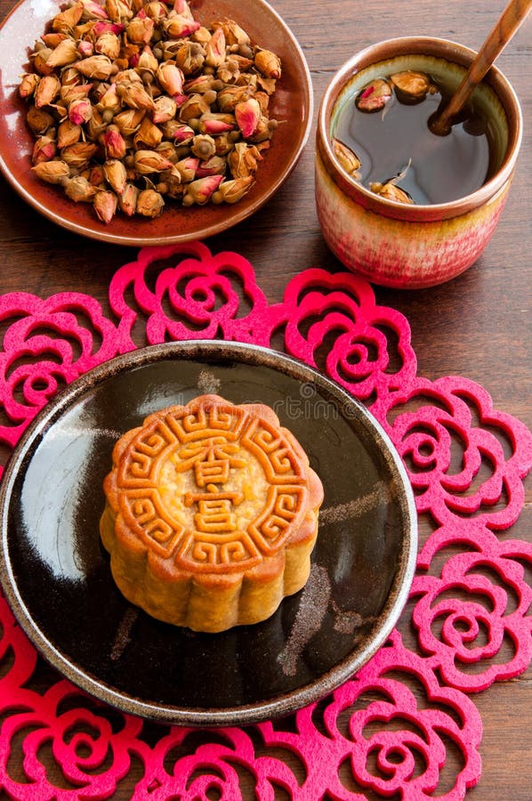 Bolo Chinês Da Lua Com Chá. Imagem de Stock - Imagem de apetite ...