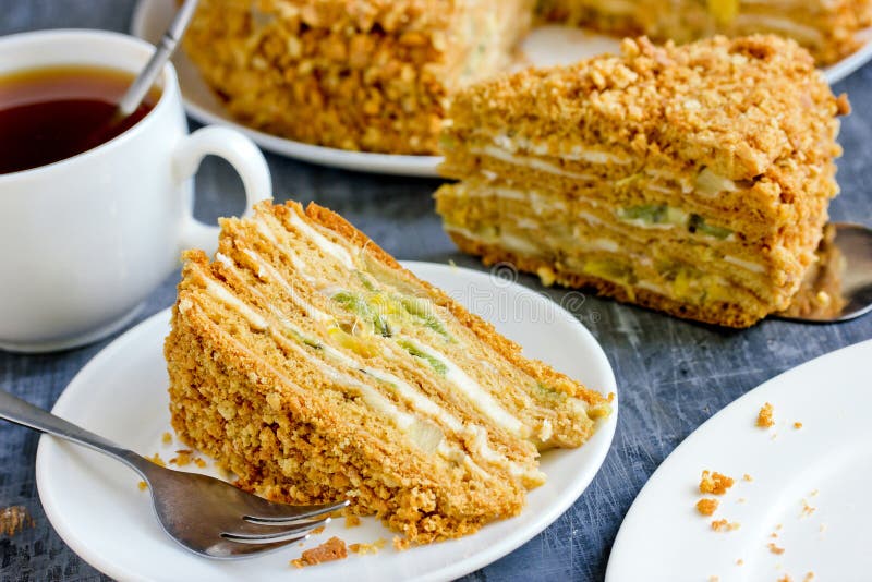 Bolo De Mel Em Camadas Com Creme E Fruta Foto de Stock - Imagem de ...