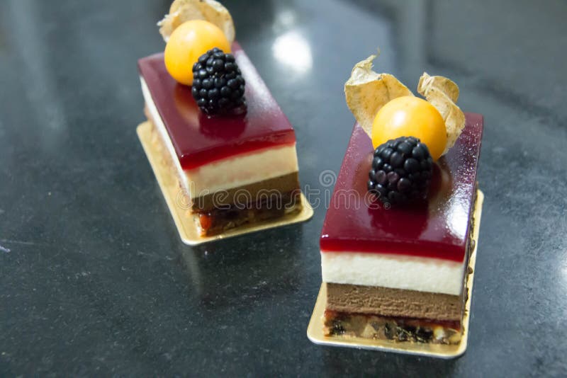 Bolo De Queijo Da Camada Da Musse Em Uma Tabela Foto de Stock - Imagem ...