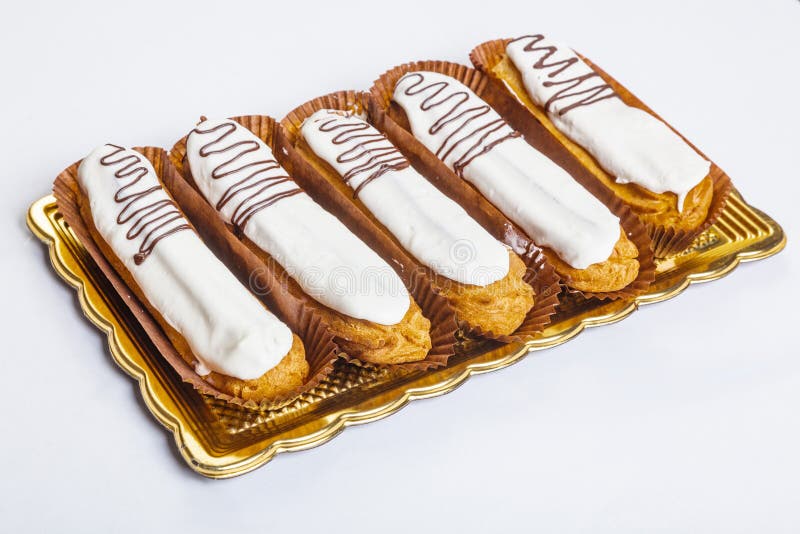 Bolo do Eclair com creme imagem de stock. Imagem de prato - 140392815