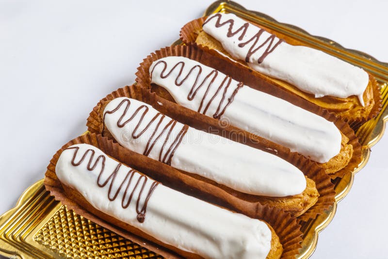 Bolo do Eclair com creme foto de stock. Imagem de pastry - 140392996