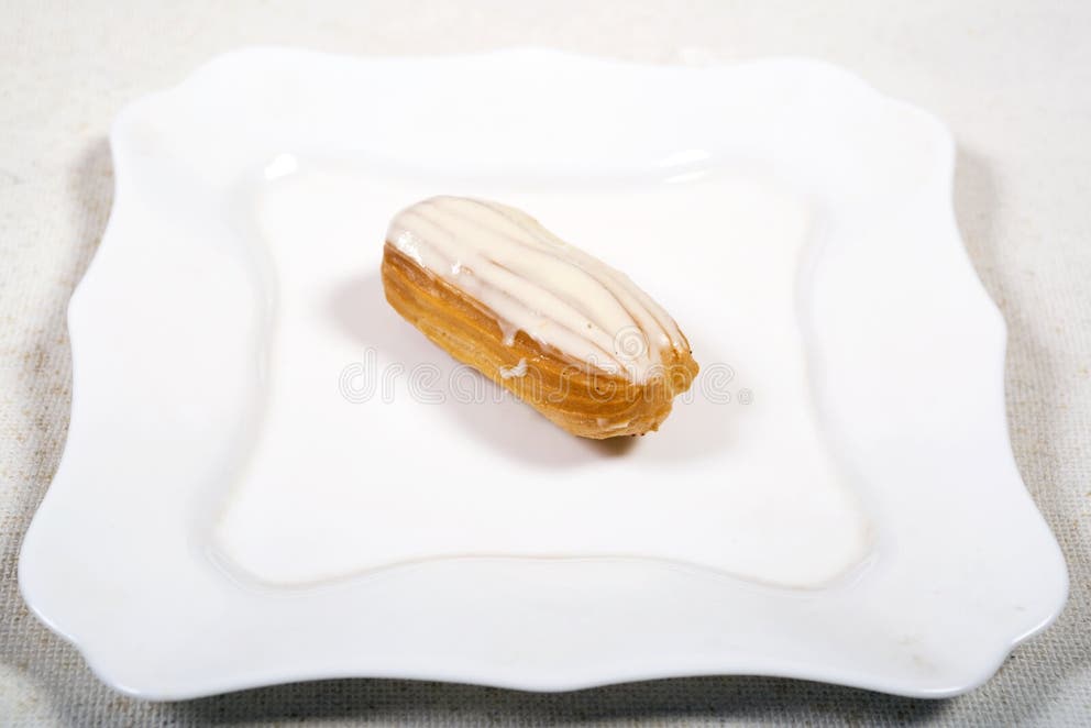 Bolo Do Eclair No Fundo Branco Foto de Stock - Imagem de cozinhar ...