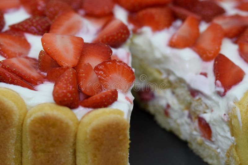 Bolo Do Iogurte Das Morangos Foto de Stock - Imagem de frescor ...