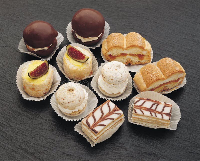 Bolos do turco foto de stock. Imagem de bandejas, doces - 9434578