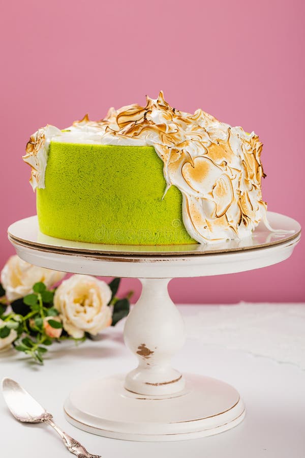 Bolo Verde Decorado Com Merengue Queimada Imagem de Stock - Imagem de ...