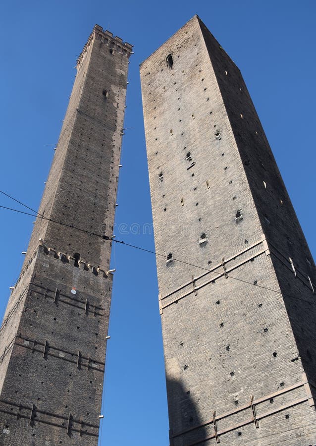 Bologna, le due torri immagine stock. Immagine di storico - 100186513