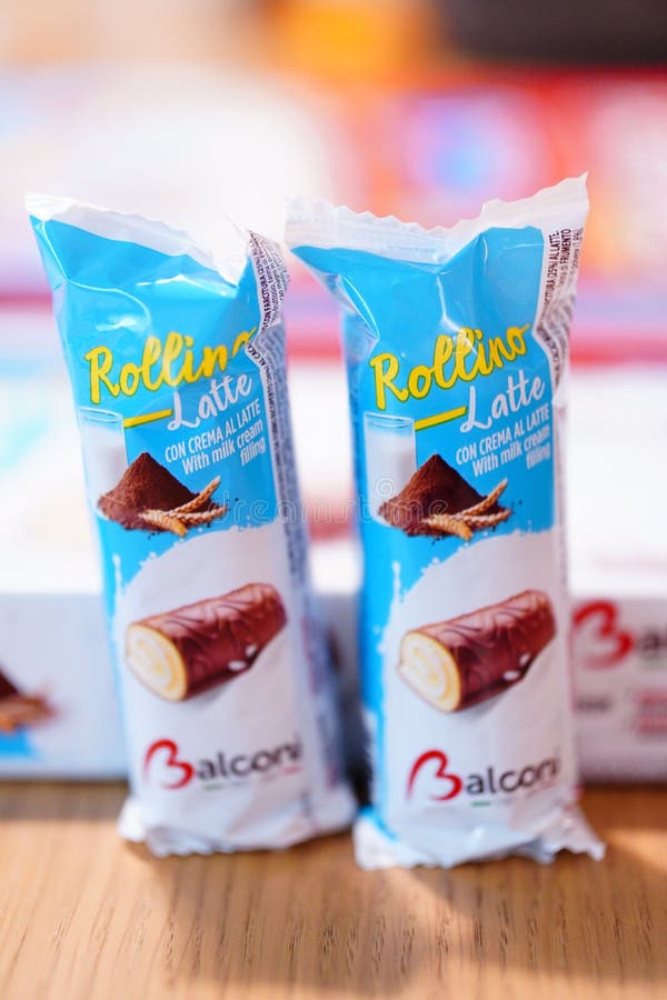 Bolos De Chocolate Pequenos Da Marca Italiana Balconi Imagem de Stock ...