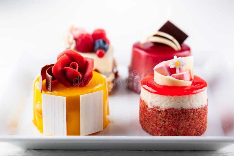Bolos pequenos sortidos imagem de stock. Imagem de flor - 124283791